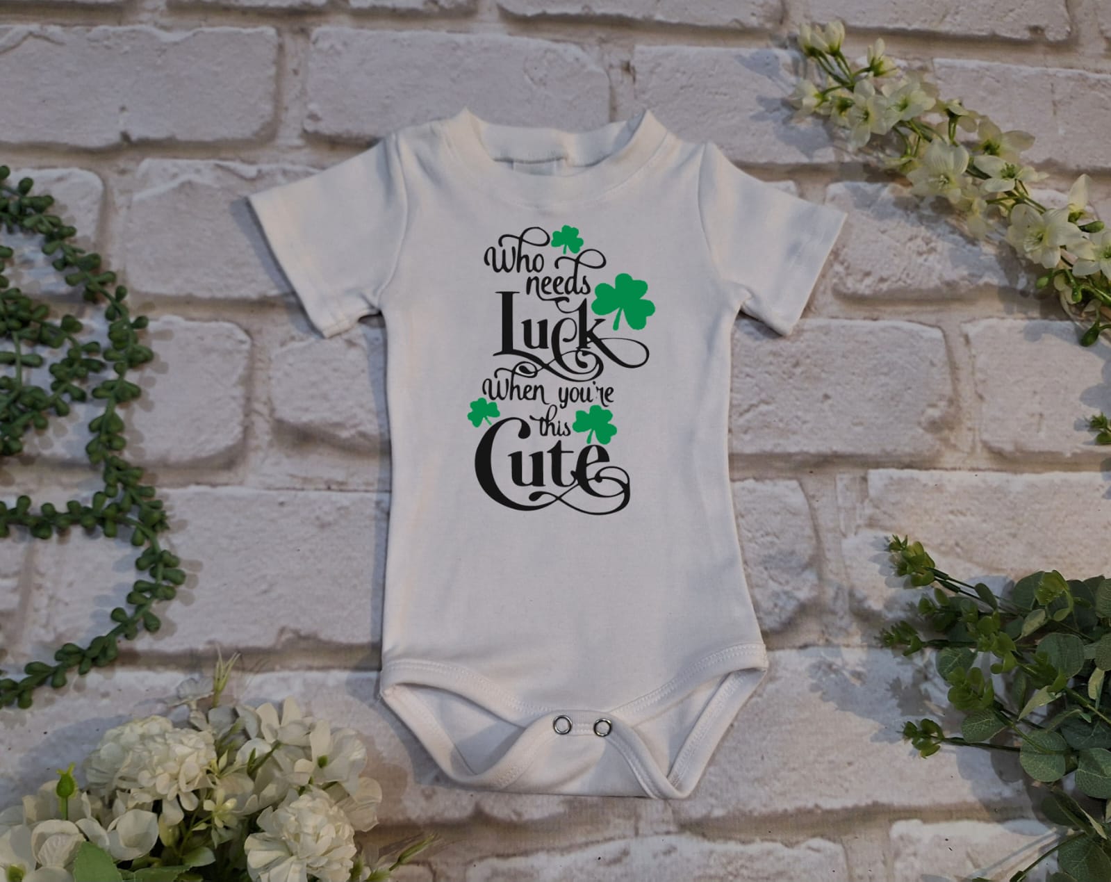 Who needs luck when you’re this cute Baby Vest – Klein MensieDingetjies
